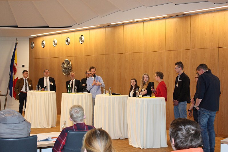 Jugendliche kritisieren zu hohe Ticketpreise für den Bus | Lokale ...