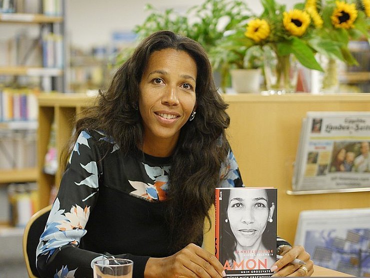 Jennifer Teege liest aus ihrem Buch über ihren Großvater, den KZ ...