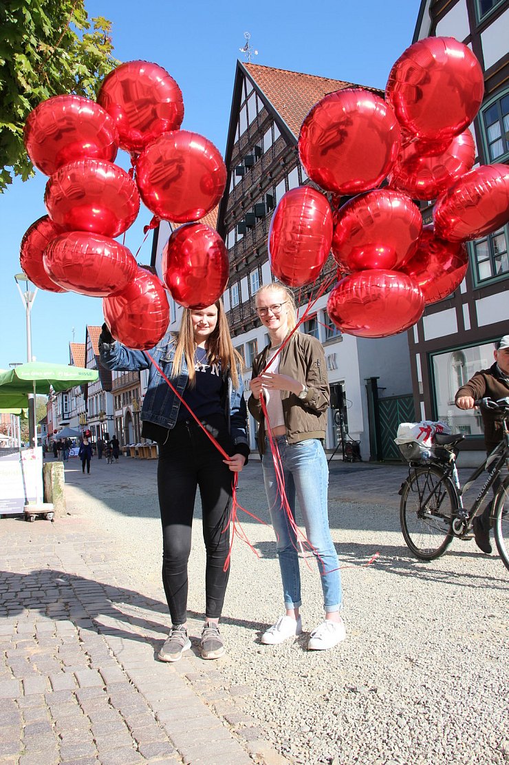 Ballons fliegen zum Lemgoer Moonlight-Shopping | Lokale Nachrichten aus ...