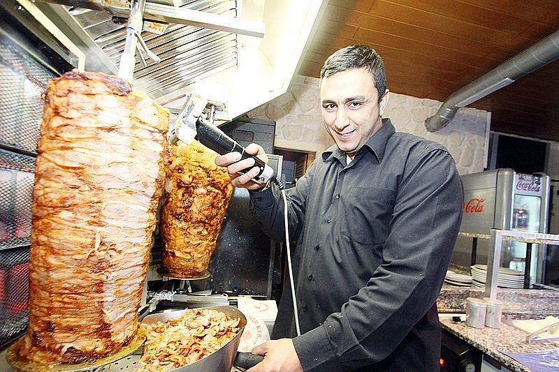 Salzufler Serdar Dogan präsentiert seinen "Efes-Grill" auf Youtube ...