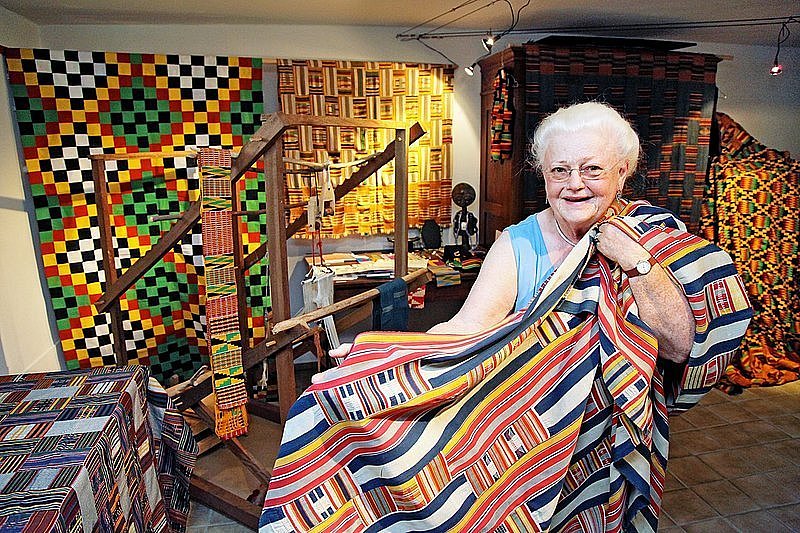 Detmolderin sammelt kunstvoll gewebte Stoffe aus Ghana | Kultur aktuell ...