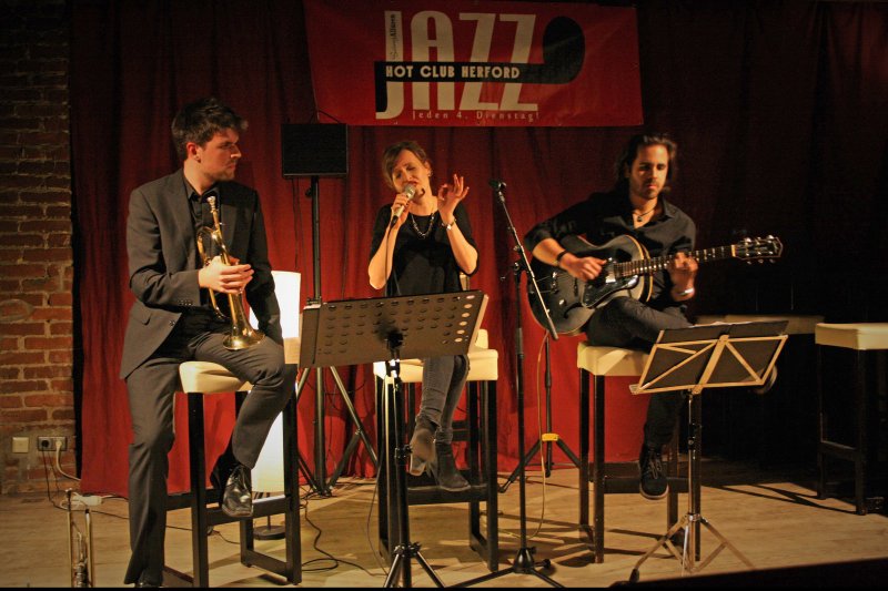 das-falling-grace-trio-er-ffnet-die-mondscheinkonzerte-kultur-aktuell-lz-de