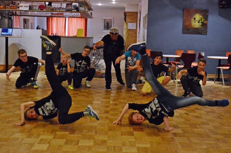 Die Jungs der Gruppe "Hey Beats" erobern die Breakdance-Tanzfläche ...