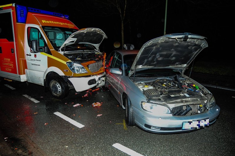 Opel schleudert in Krankenwagen | Nachrichten aus Ostwestfalen-Lippe ...