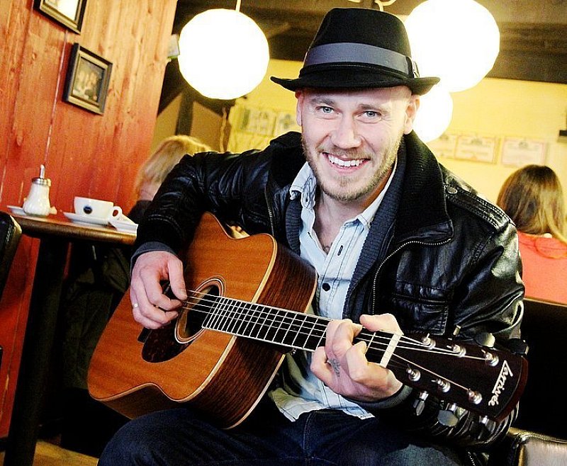 Pete Dueckmann singt seine eigenen Lieder | Lokale Nachrichten aus Lage ...