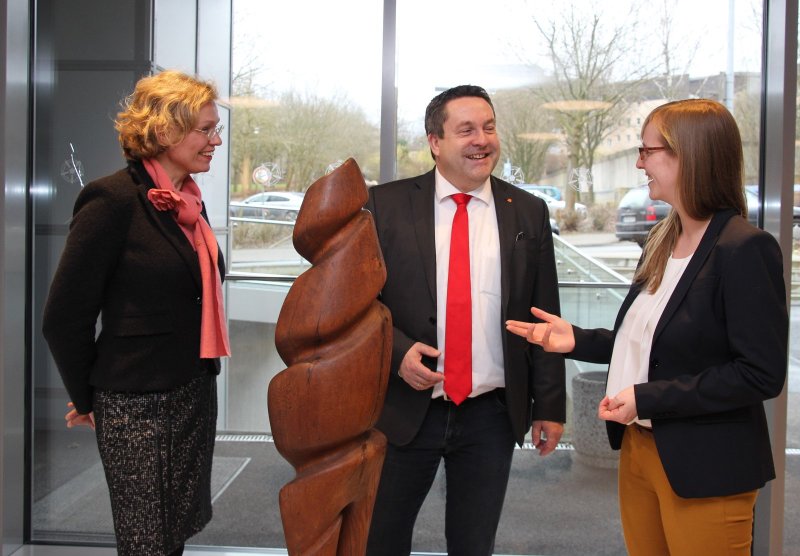 Landesverband überreicht eine Skulptur von Karl Ehlers als ...