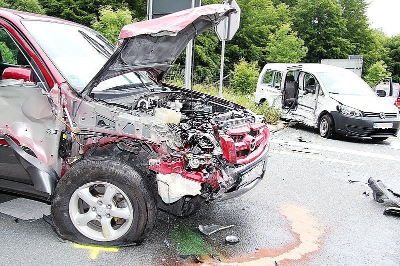 Drei Verletzte bei Kollision auf der B1 | Lokale Nachrichten aus Horn-Bad Meinberg - LZ.de