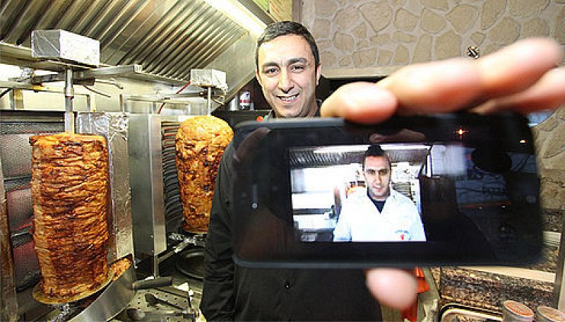 Salzufler Serdar Dogan präsentiert seinen "Efes-Grill" auf Youtube ...