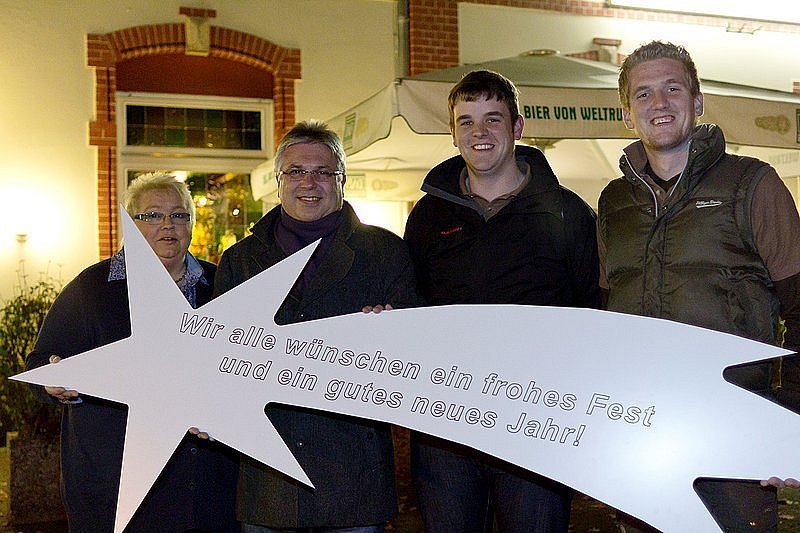 In der Schlänger Ortsmitte wird ein großer Baum aufgestellt | Lokale ...