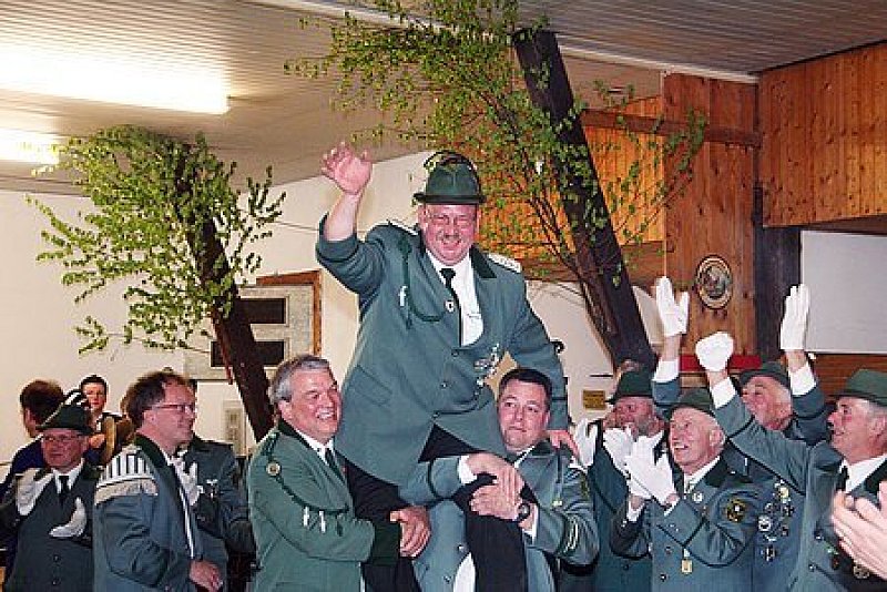 Die Schützen stemmen ihren König | Lokale Nachrichten aus Horn-Bad ...