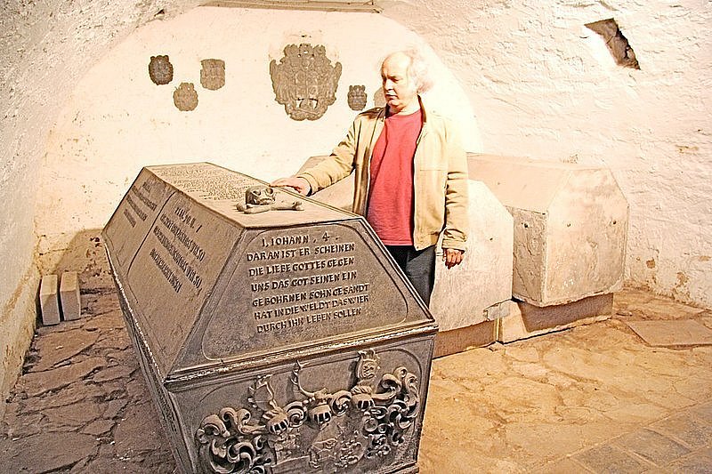 Pastor Rudolf Hille zieht drei Jahre nach der Sanierung des Zinnsarges ...