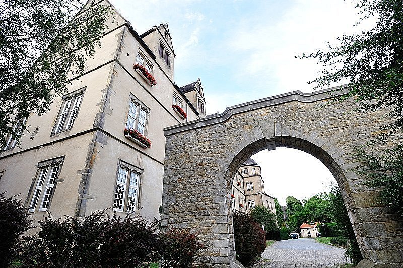 Das Ufa-Tor fristet am Schloss Varenholz ein diskretes Dasein | Lokale ...