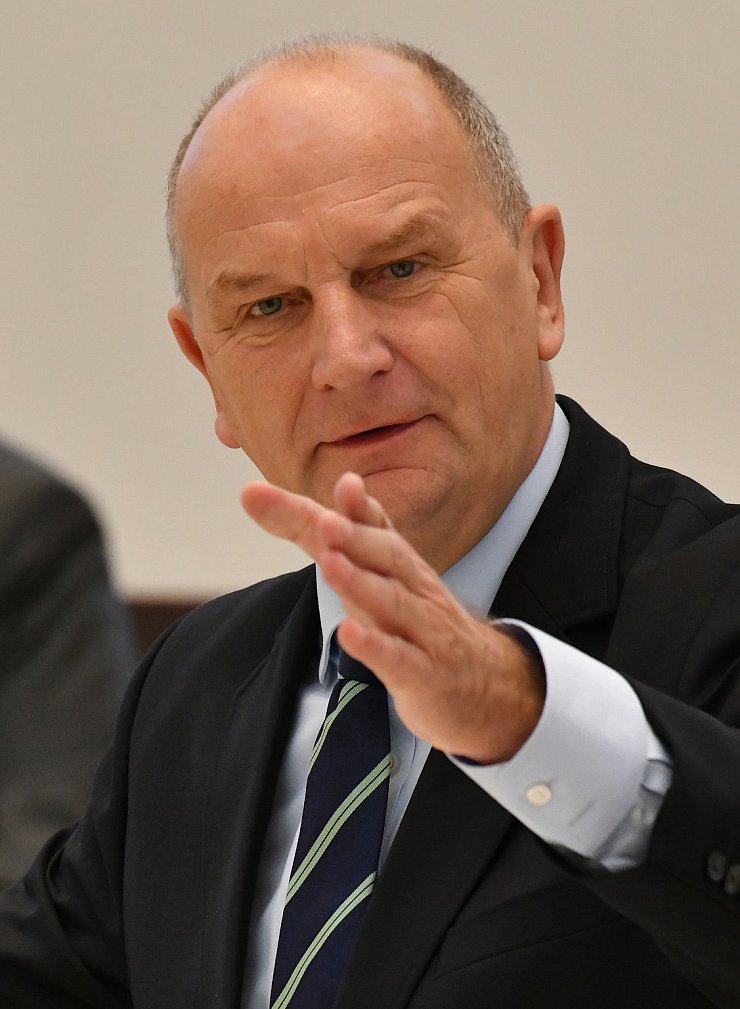 Regierungschef Woidke bittet Tesla-Kritiker um Geduld | Nachrichten aus ...